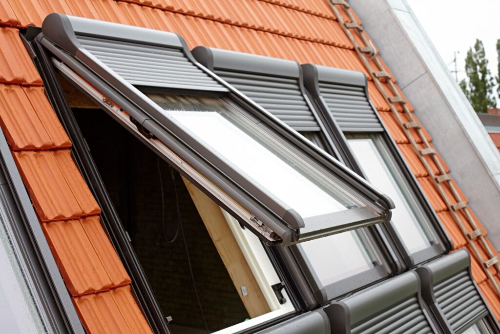 Roto Pitched Roof Skylight Top-hung 74x98cm White Timber